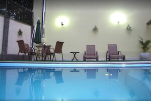 Piscina externa, espreguiçadeiras