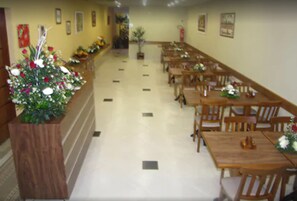 Café da manhã com buffet grátis todos os dias