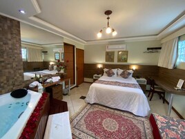 Quarto luxo | Cortinas blackout, ferros/tábuas de passar roupa, Wi-Fi de cortesia