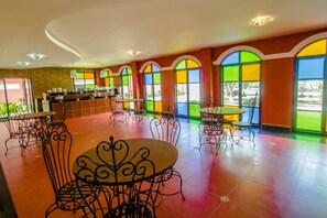 Pequeno-almoço tipo buffet diário mediante uma taxa 