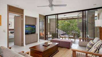 Cobertura premier | Sala de estar | TV de tela plana 32 polegadas com canais a cabo, TV, DVD player