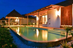 Oceanview Pool Villa | Frigobar, cofres nos quartos, individualmente decorados