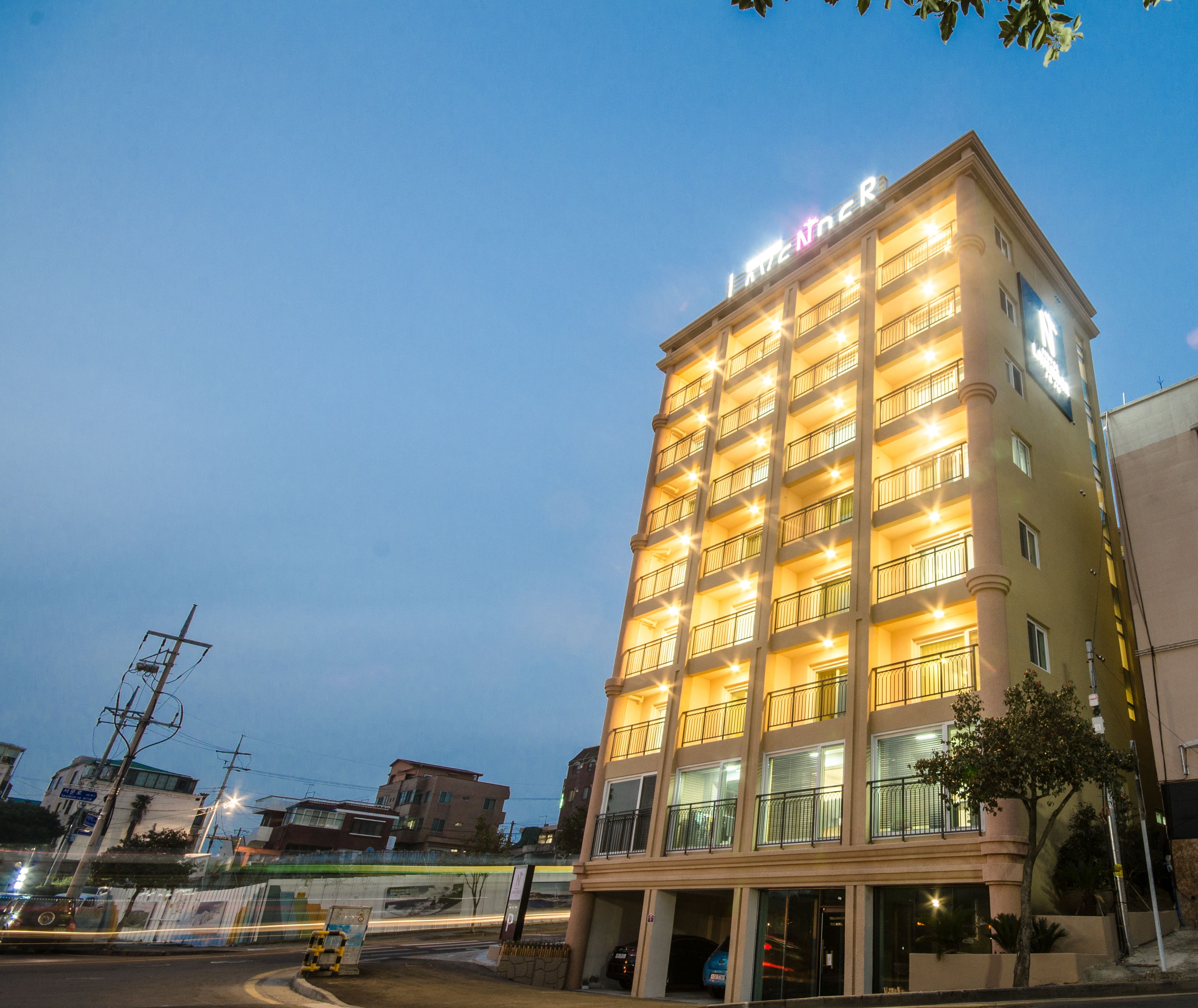 Fachada do alojamento (tarde/noite)