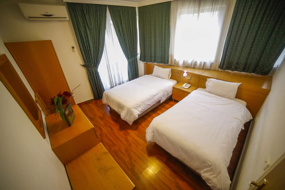 Apartamento executivo | Cofres nos quartos, escrivaninha, cortinas blackout