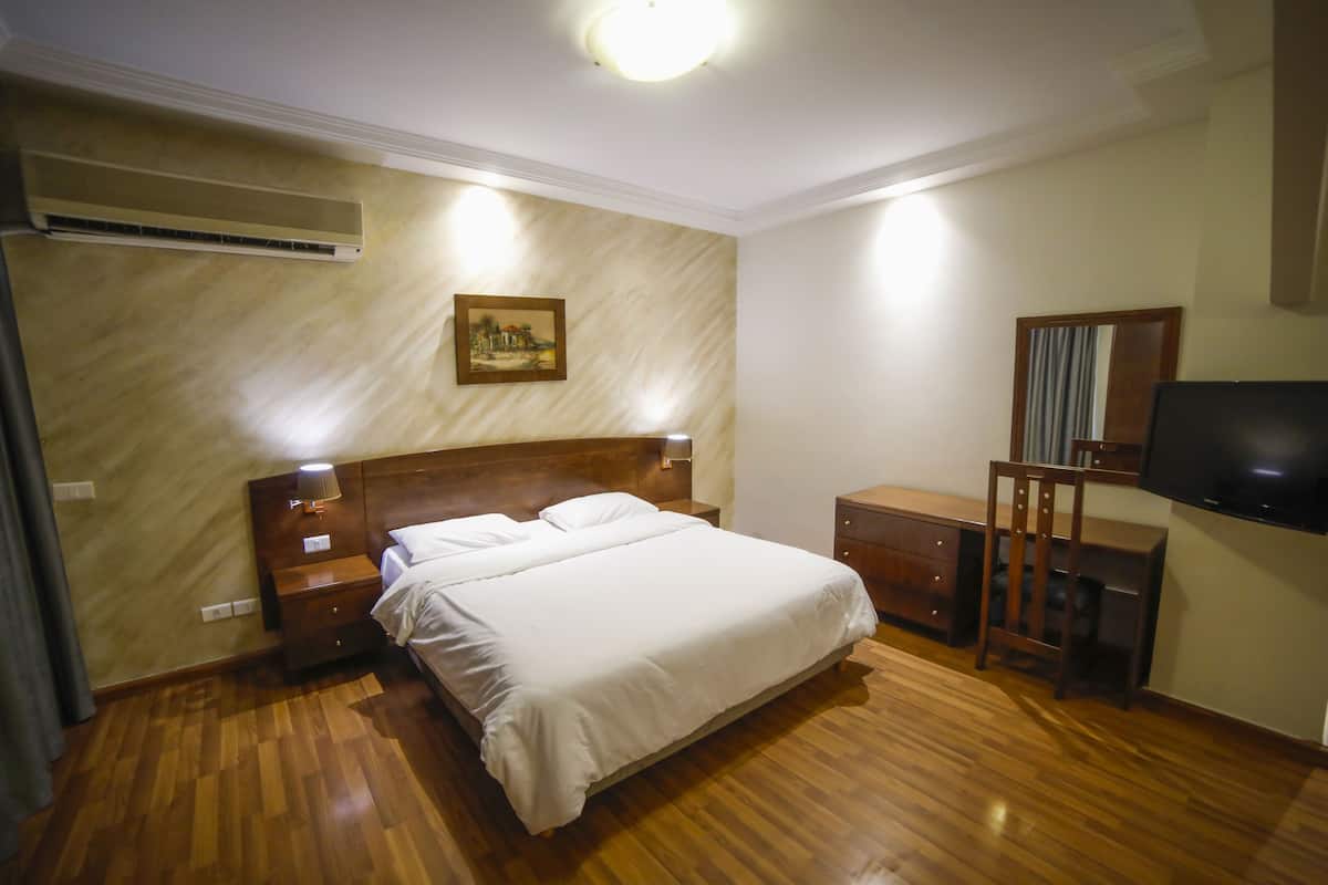 Quarto júnior | Cofres nos quartos, escrivaninha, cortinas blackout