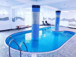 Piscina interior, espreguiçadeiras 