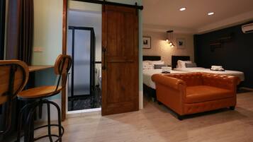 Quarto Triplo Deluxe | Sala de estar | TV de ecrã plano