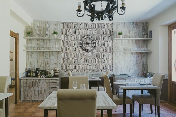 Café da manhã continental todos os dias (EUR 6.00 por pessoa) 