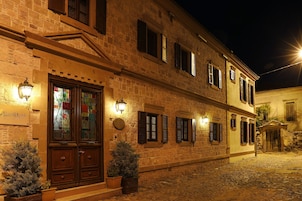 Fachada do alojamento (tarde/noite)