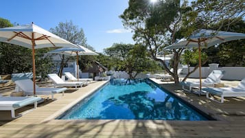 Piscina exterior, espreguiçadeiras