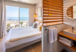 Quarto casal, vista para o mar | Banheiro | Produtos de toalete biodegradáveis, secador de cabelo, toalhas de banho 