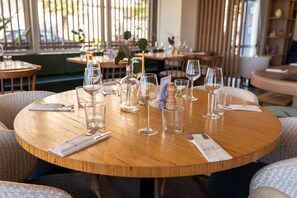 2 restaurantes: servem pequenos-almoços, almoços e jantares