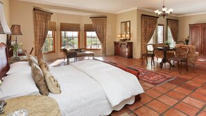 Suite Executiva, varanda, vista para a montanha | Lençóis de algodão egípcio, roupa de alta qualidade, minibar 