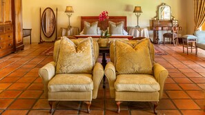 Suite Executiva, varanda, vista para a montanha | Lençóis de algodão egípcio, roupa de alta qualidade, minibar 