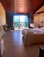 Suíte, vista para o oceano | Frigobar, Wi-Fi de cortesia, roupa de cama