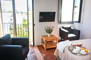 Quarto casal luxo, 1 cama Queen, vista para o jardim | Comodidades do quarto
