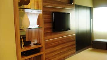 Minibar, cofre no quarto, secretária, cortinas/cortinados opacos