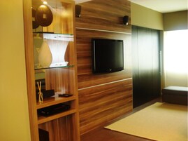 Frigobar, cofres nos quartos, escrivaninha, cortinas blackout