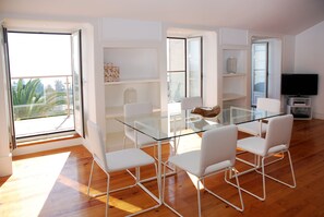 Apartamento, 3 quartos, terraço, vista para o rio (Rua das Janelas Verdes, 9) | Refeições no quarto