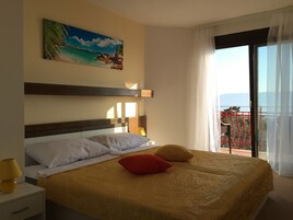 Quarto Duplo Standard, varanda, vista para o mar | Minibar, secretária, camas desdobráveis, Wi-fi grátis 