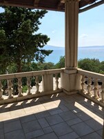 Quarto Triplo Standard, vista para o mar | Terraço/pátio interior