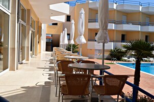 Piscina externa sazonal, funciona das 11h às 20h, guarda-sóis