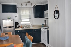 Casa de campo família, 2 camas de casal, no pátio (Sea Horse) | Cozinha privada | Geladeira, micro-ondas, cafeteira/chaleira