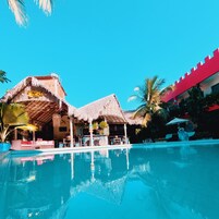 Piscina exterior, guarda-sóis, espreguiçadeiras 