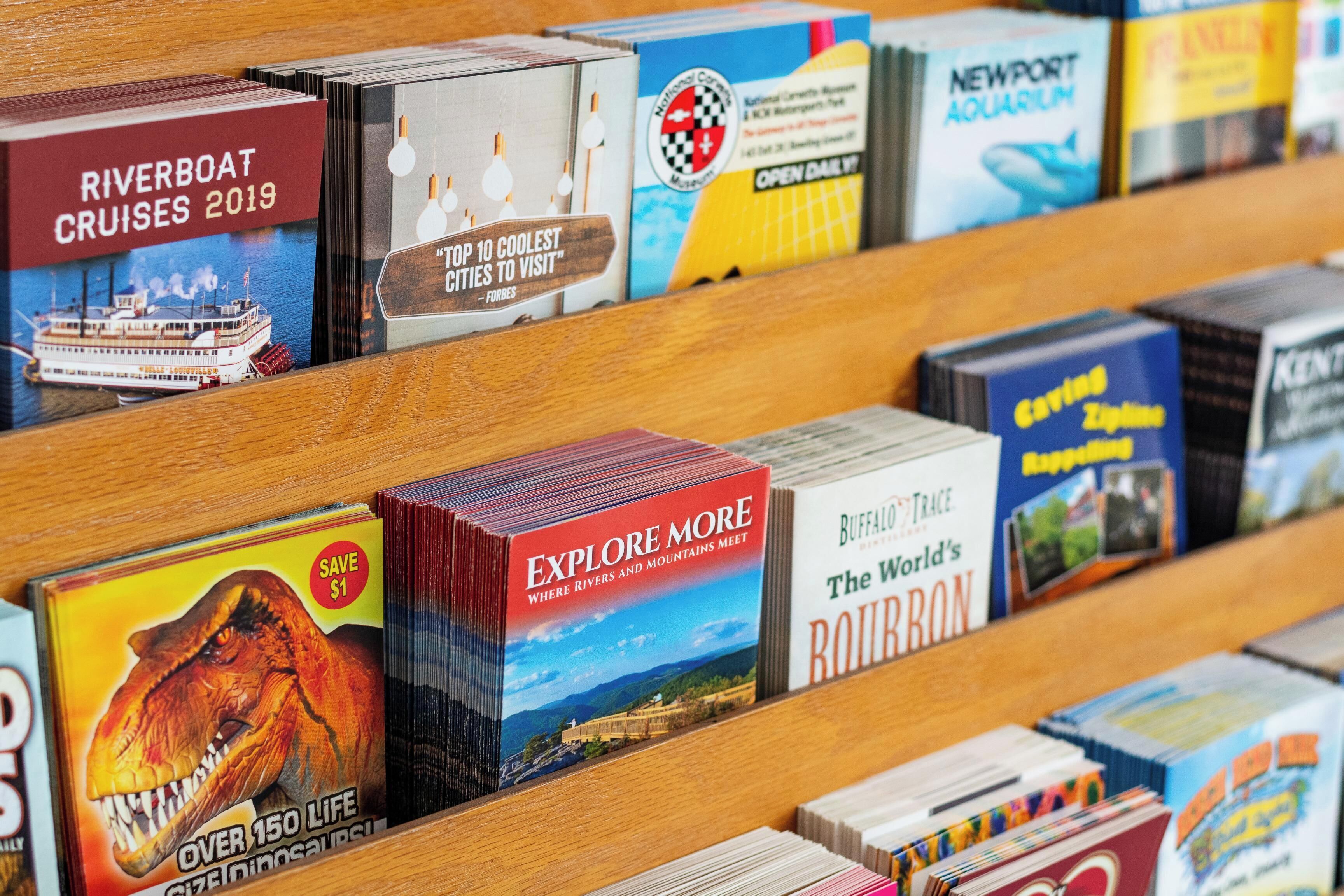 Uma prateleira com diversos livros e guias de viagem.