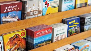 Uma prateleira com diversos livros e guias de viagem.