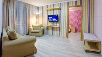 Apartamento, 1 quarto (Lesi Ukrainki Blvd 10) | Sala | Televisor de ecrã plano de 45 polegadas com canais por cabo, televisor