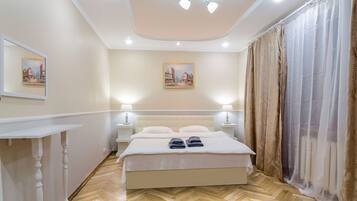 Apartamento, 2 quartos (Lesi Ukrainki Blvd 12) | Roupa de alta qualidade, com decoração personalizada