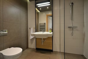 Quarto casal | Banheiro | Banheira e chuveiro separados, toalhas de banho