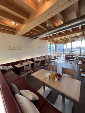 Pequenos-almoços, almoços, jantares servidos, cozinha regional 