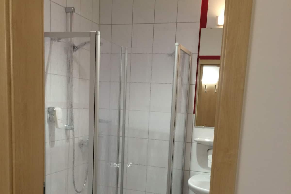 Quarto Duplo ou Twin | Casa de banho | Um polibã, artigos de higiene pessoal grátis, um secador de cabelo