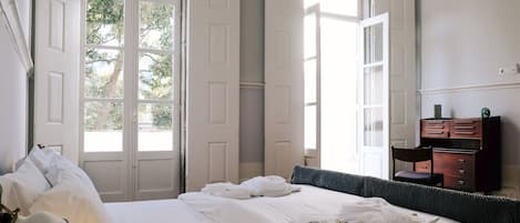 Quarto Familiar, casa de banho partilhada | 1 quarto, minibar, secretária