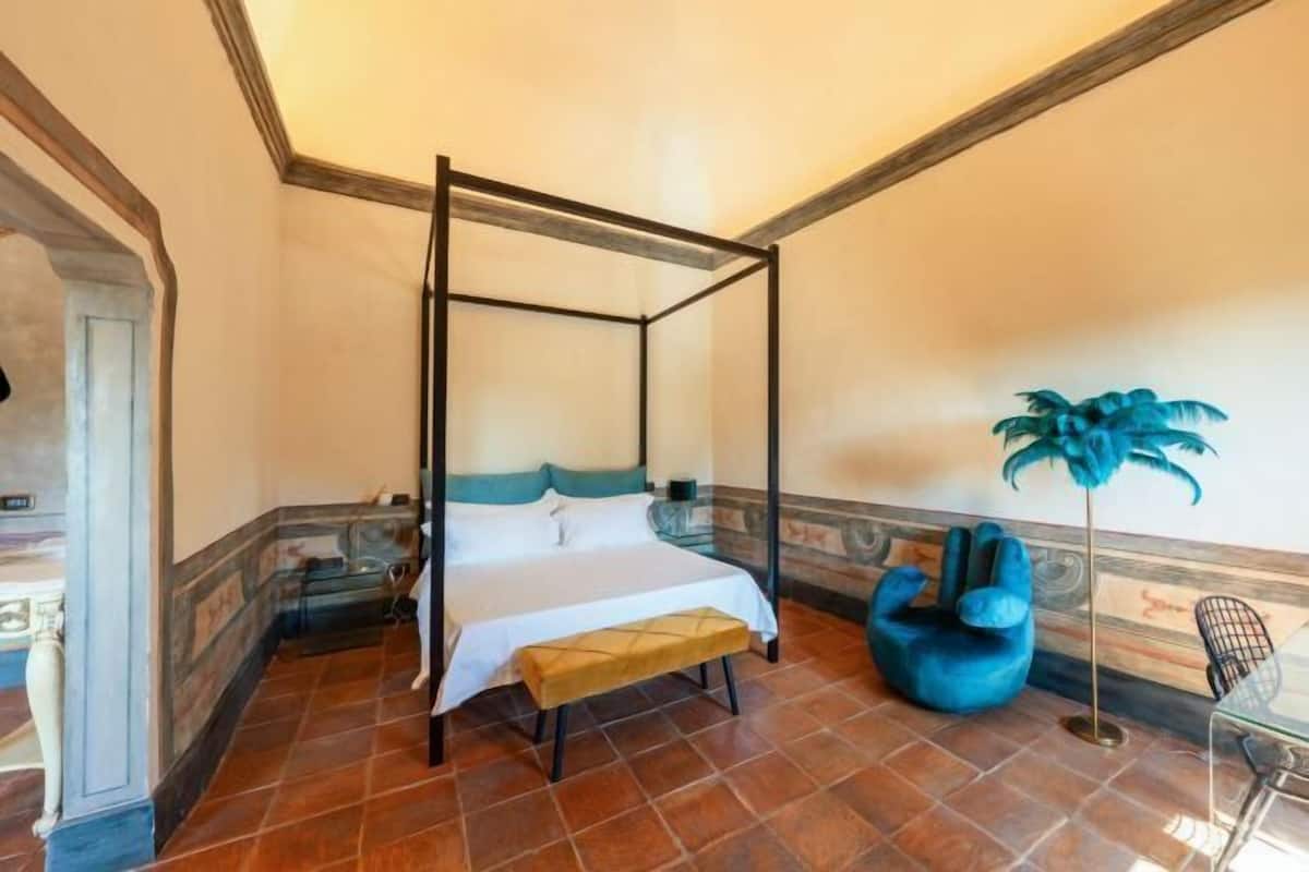 Roupa de alta qualidade, minibar, cofre no quarto, secretária