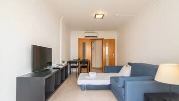 Apartamento, 1 quarto, terraço | 1 quarto, secretária, cortinas/cortinados opacos