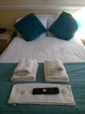 Quarto casal standard | Ferros/tábuas de passar roupa, berços grátis, Wi-Fi de cortesia