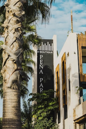 Um edifício com uma placa que diz 'A. Boutique PENA PAR'.