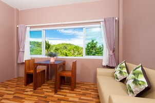 Triple Room with Mountain View | Área de estar | TV de tela plana 32 polegadas com canais a cabo, TV, filmes pagos