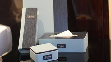 Exposição de caixas com a marca The Party Hotel, provavelmente contendo amenidades ou materiais promocionais.