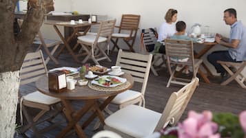 Café da manhã com buffet grátis todos os dias