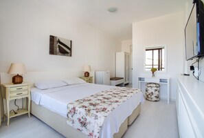 Quarto casal ou duplo standard, sacada | Roupas de cama premium, frigobar, cofres nos quartos, escrivaninha