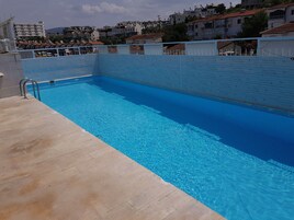 Piscina externa, guarda-sóis, espreguiçadeiras