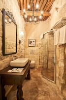 Deluxe Cave Rooms | Banheiro | Chuveiro, produtos de toalete grátis, secador de cabelo 