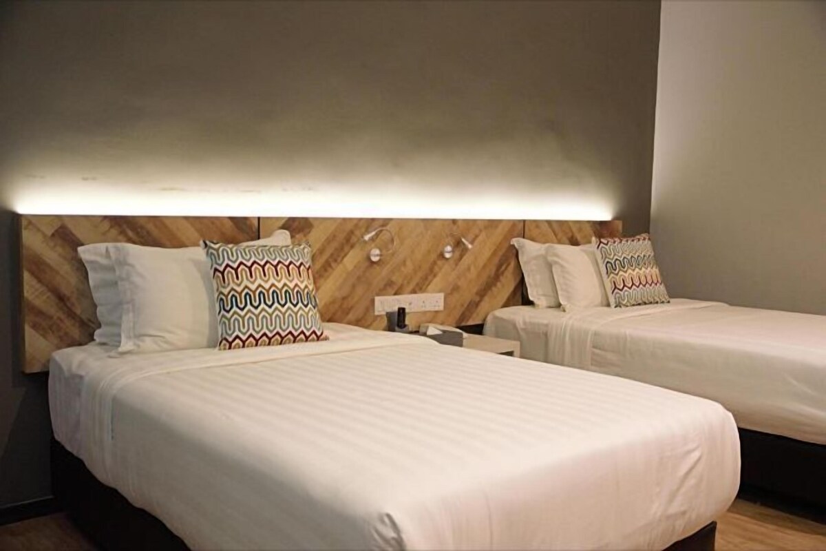 Frigobar, cofres nos quartos, escrivaninha
