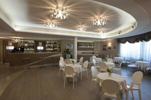 Café da manhã com buffet grátis todos os dias