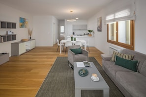 Apartamento premium, vista para o jardim (Patio) | Área de estar | TV de tela plana, pebolim, aparelho de som