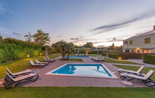 2 piscinas exteriores, guarda-sóis, espreguiçadeiras 